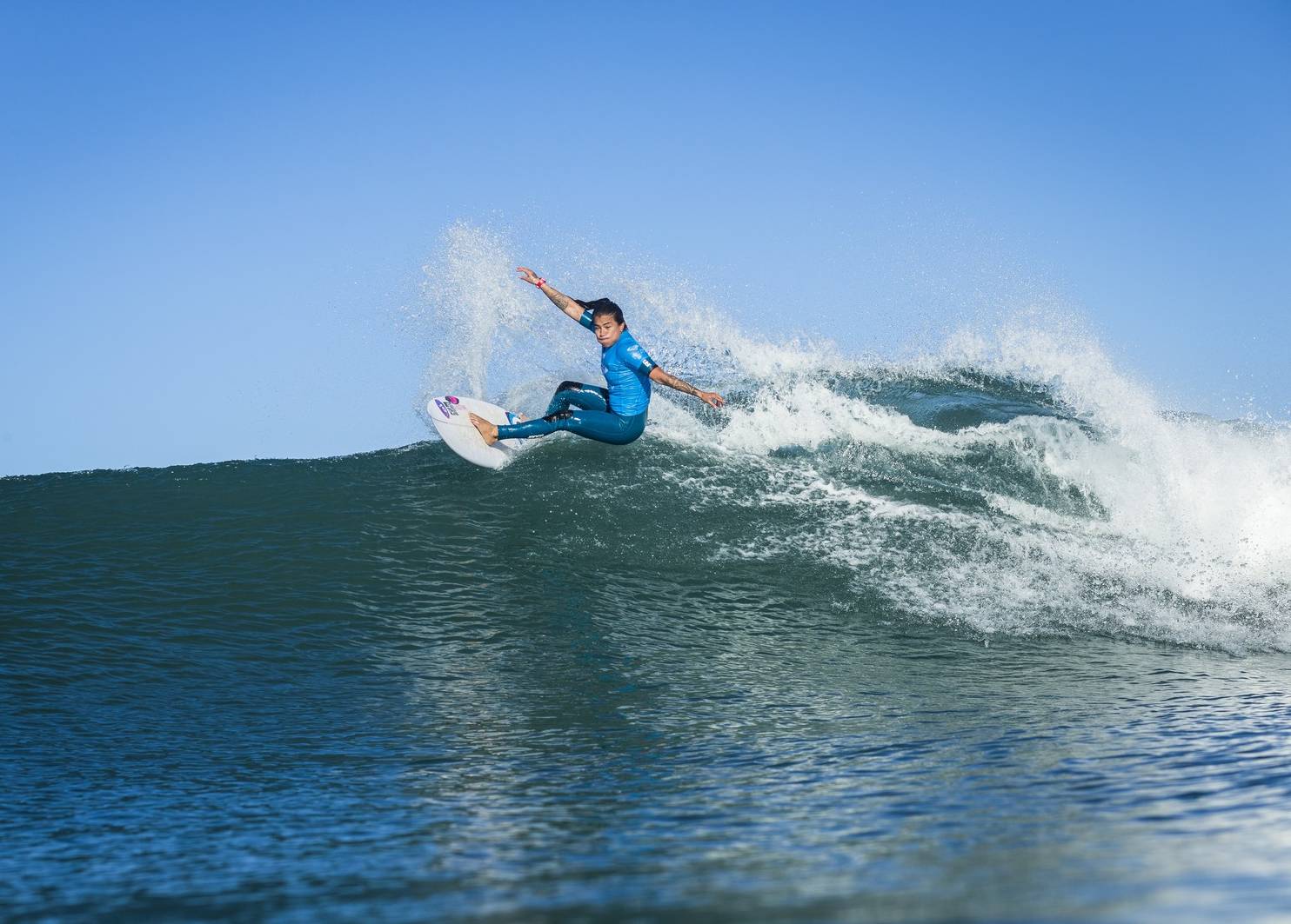Silvana Lima bate número um e avança na nona etapa do mundial de surfe ...