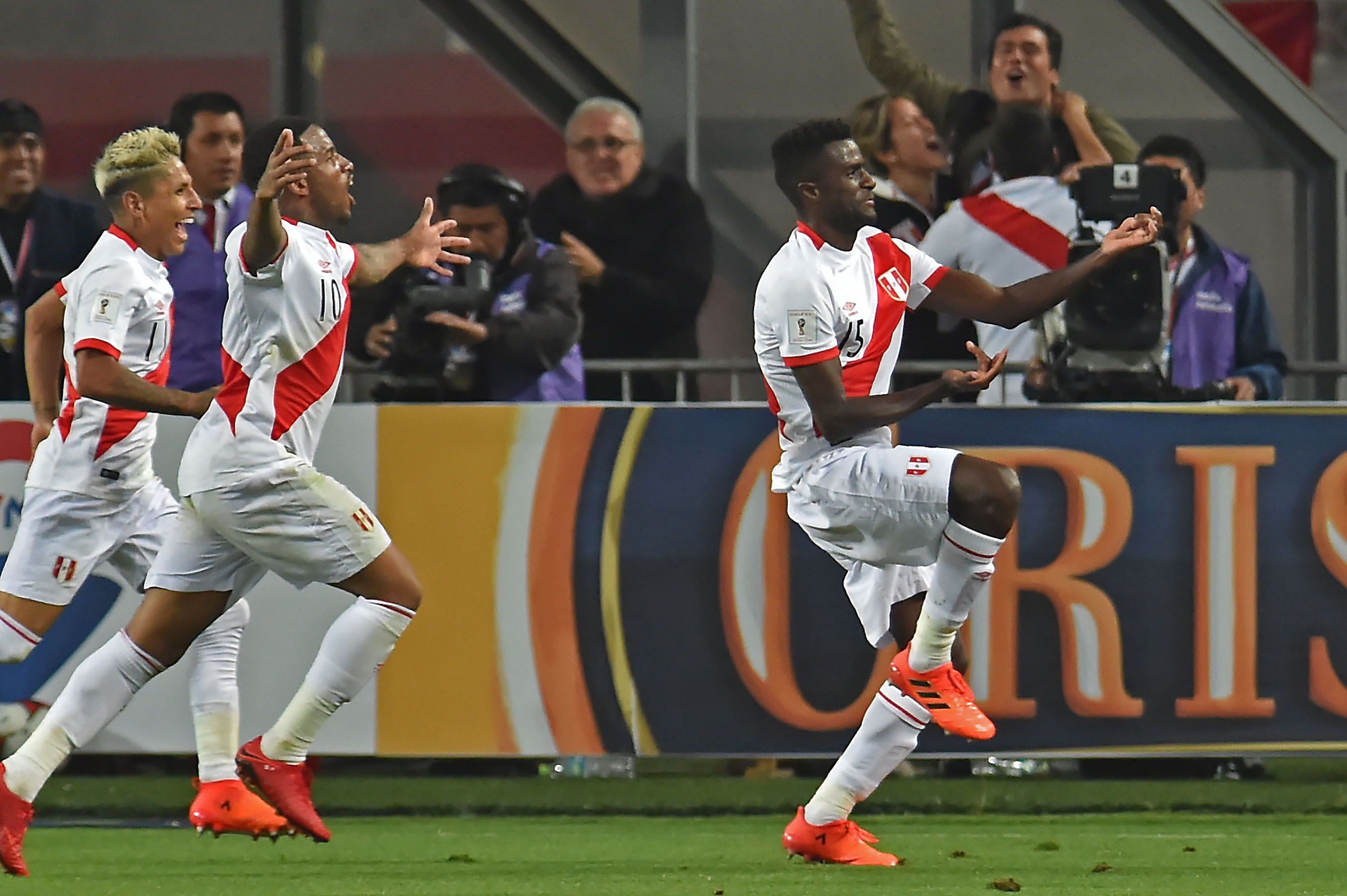 Confira imagens da histórica classificação do Peru à Copa do Mundo ...