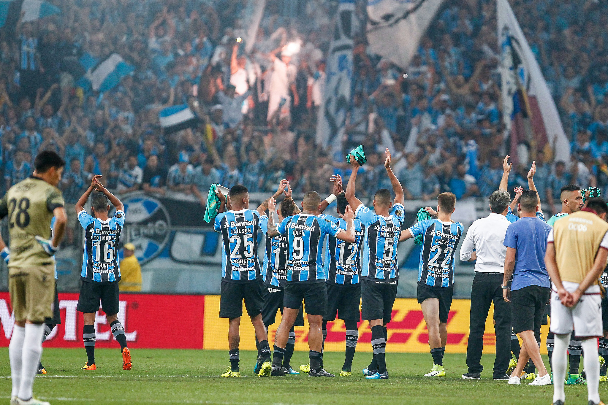 Arena do Grêmio rompe marca de 900 mil torcedores em 2017 - Gazeta ...