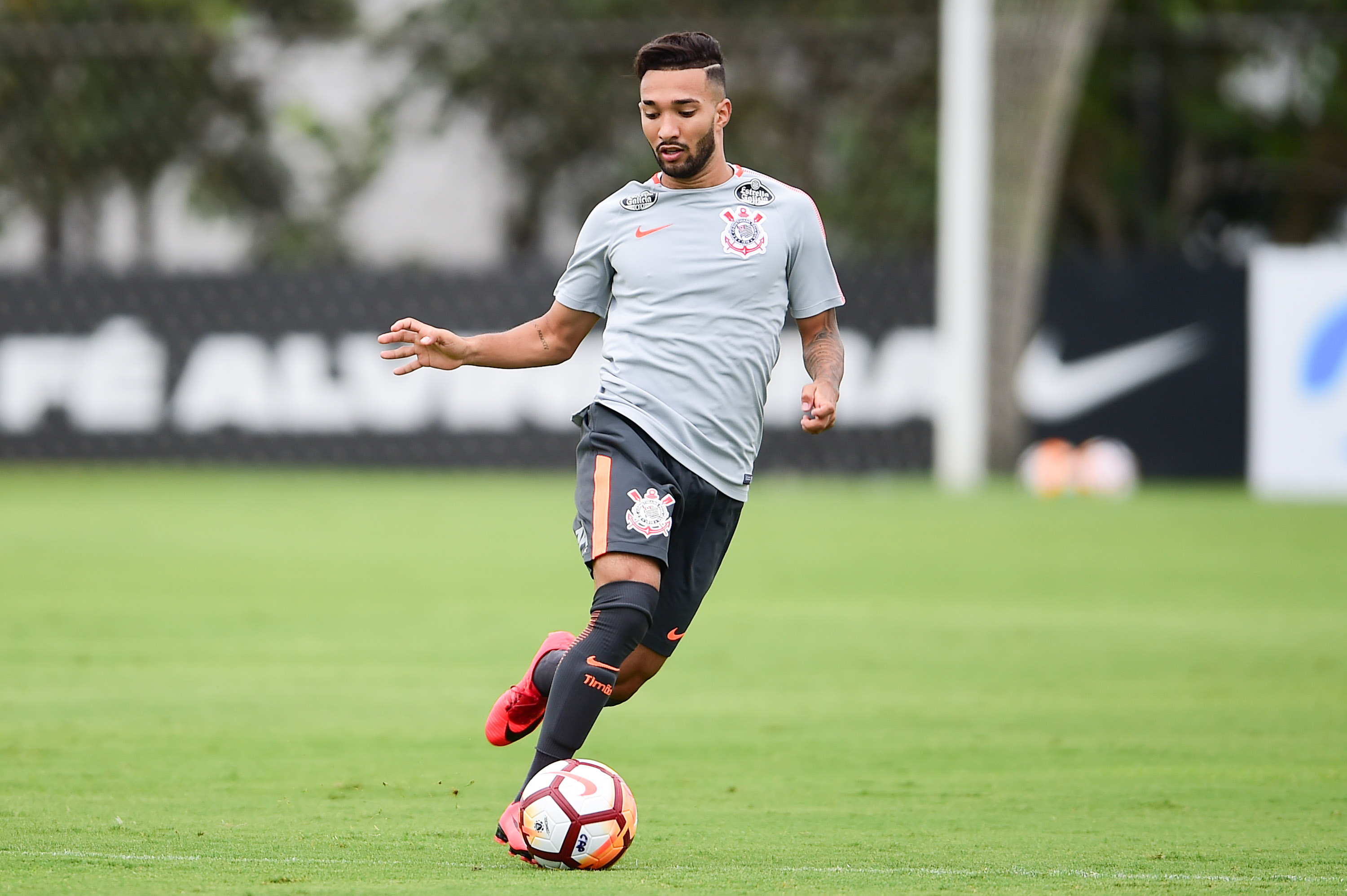 Clayson "reage bem" à reserva e deve retomar vaga no Corinthians ...