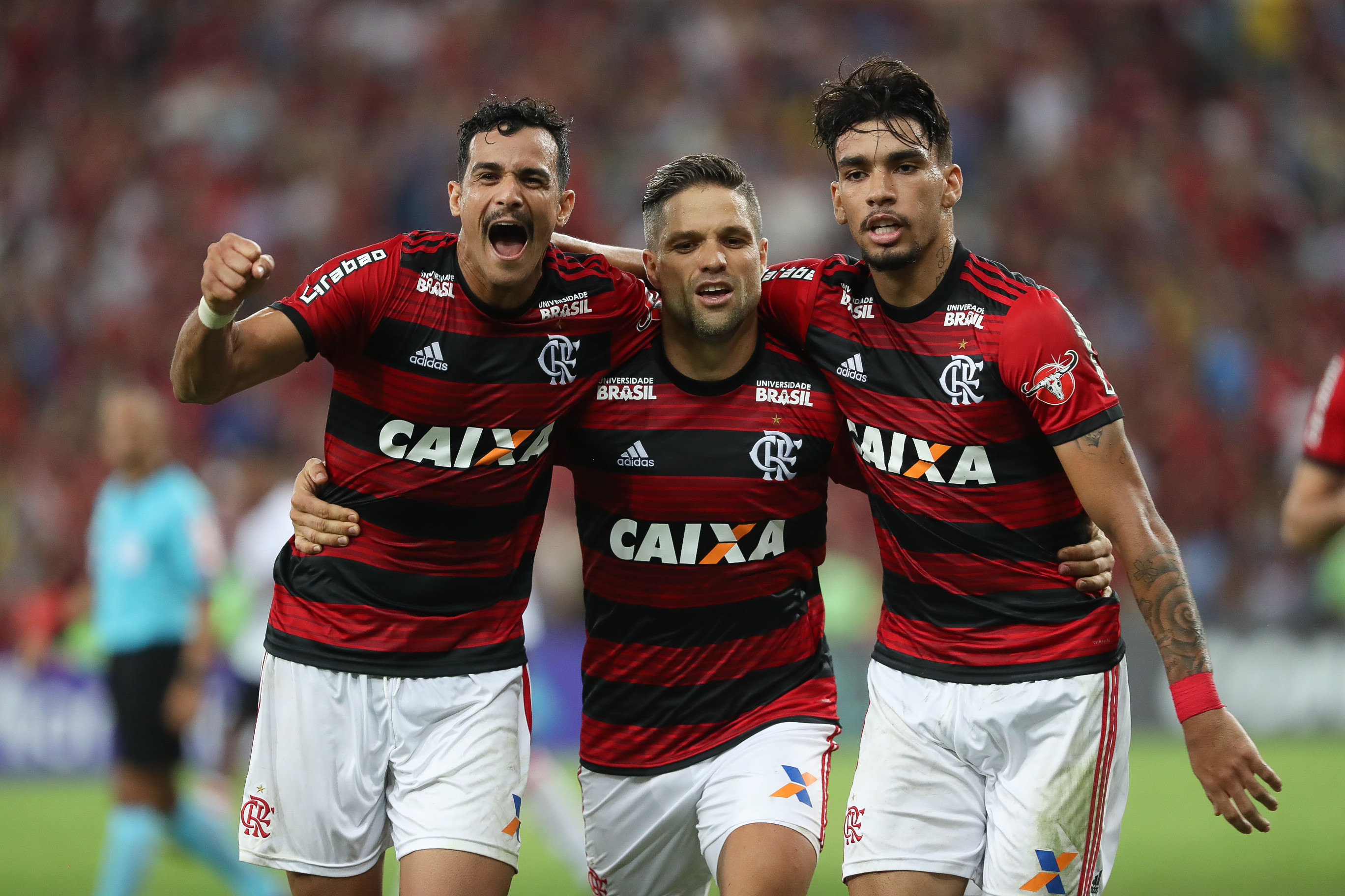 Flamengo supera o Vitória e continua na cola dos líderes - Gazeta Esportiva