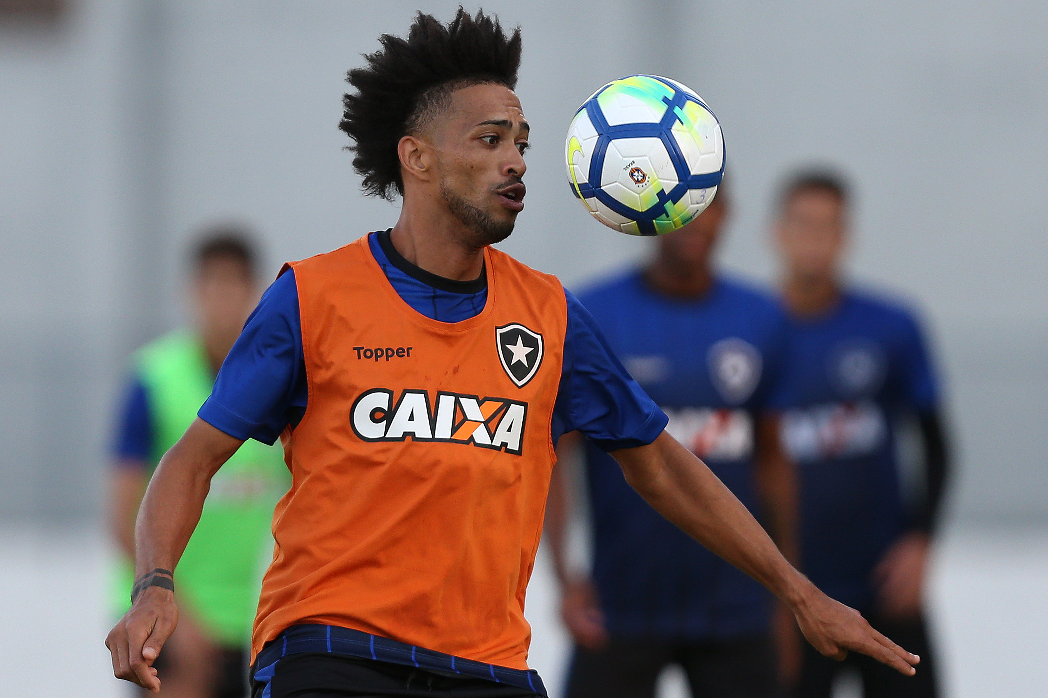 Luis Ricardo se surpreende com homenagem no Botafogo - Gazeta Esportiva