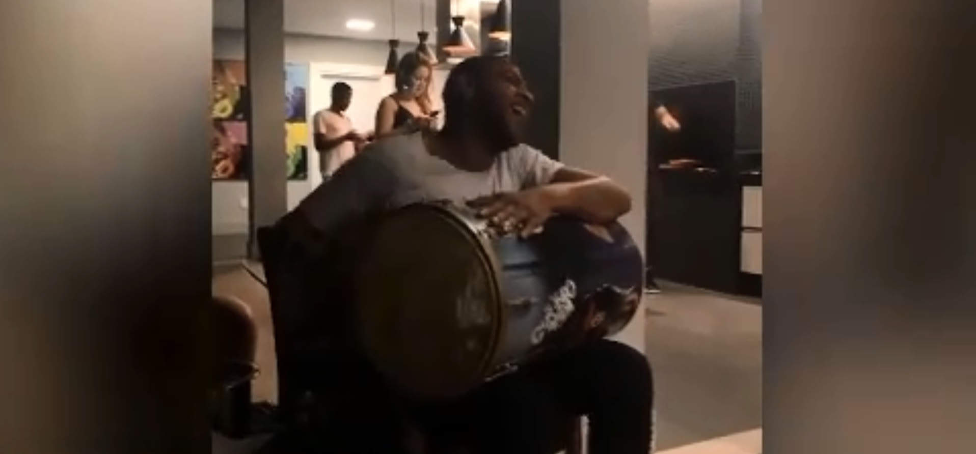 Só no batuque! Adriano se arrisca com instrumento e mostra pagode em ...