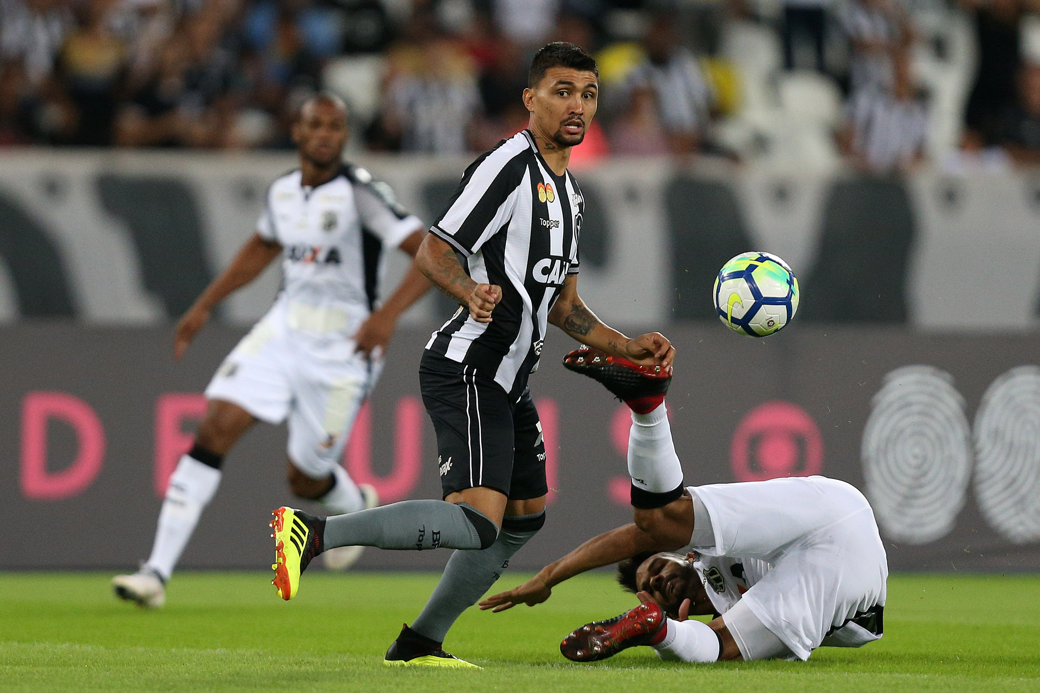 Mesmo com propostas, Kieza confirma permanência no Botafogo - Gazeta ...
