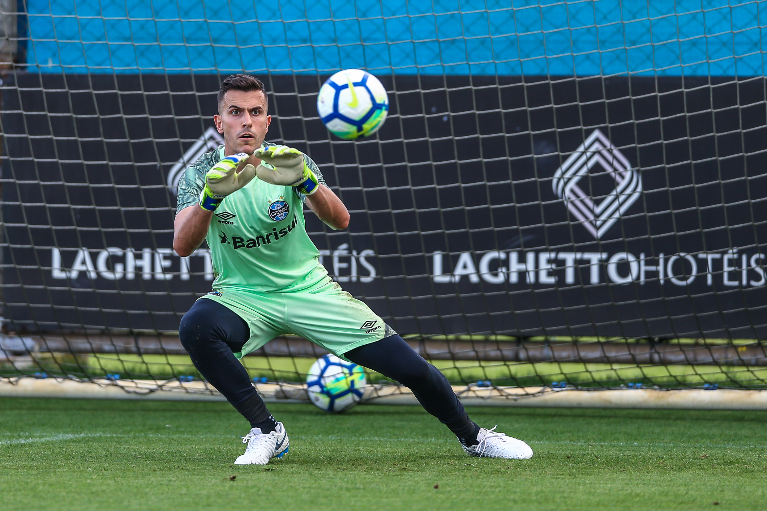 Clube árabe faz proposta para levar goleiro Marcelo Grohe do Grêmio ...