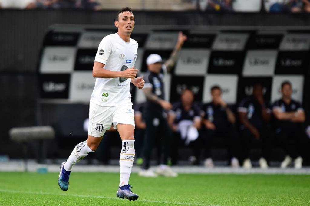 Diego Pituca completa 28 anos: veja fotos do volante santista - Gazeta ...