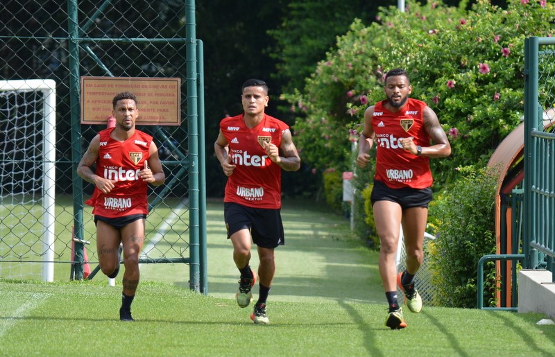Everton, Reinaldo e Biro Biro correm no campo e iniciam transição ...