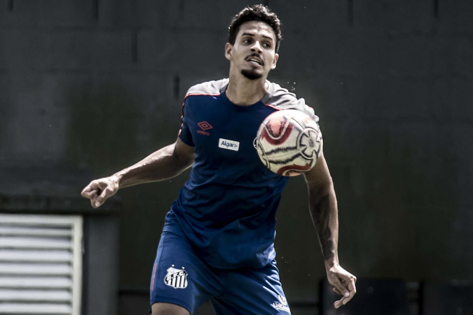 Fora desde outubro, Lucas Veríssimo volta a ser opção no Santos ...