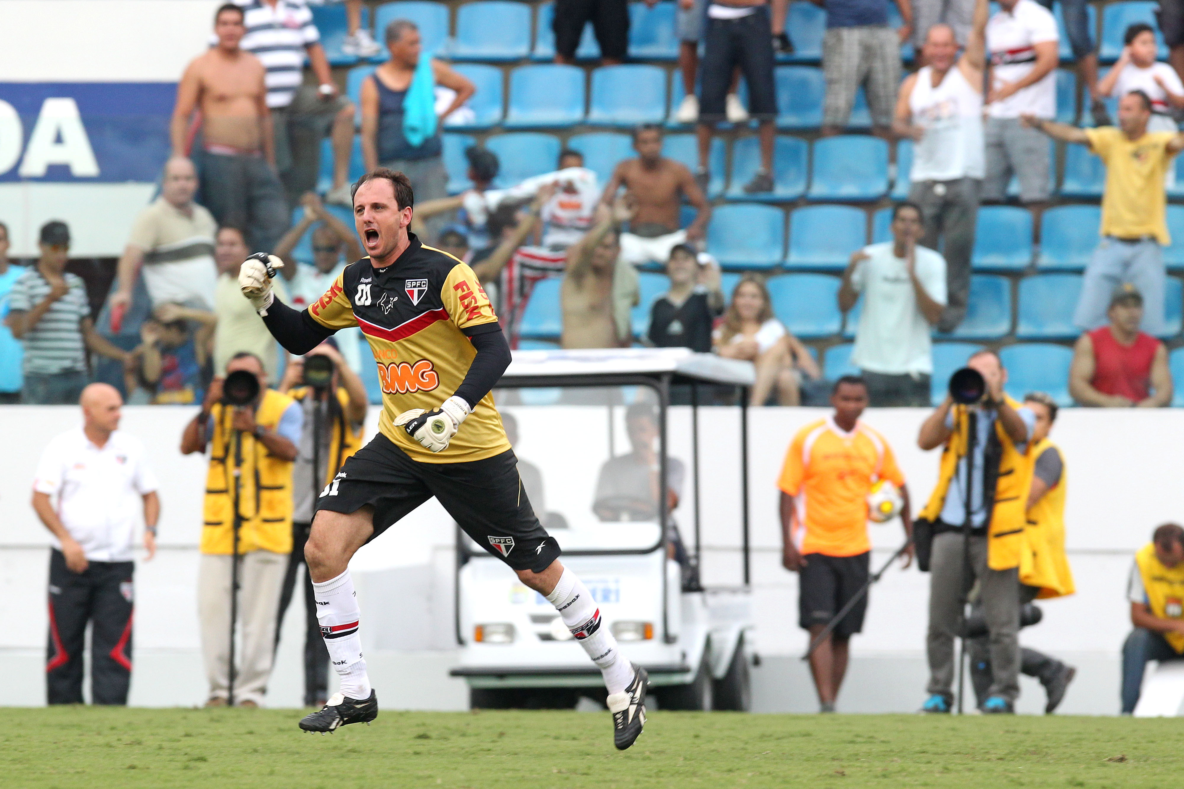 Confira fotos do 100º gol de Rogério Ceni em jogo contra o Corinthians ...
