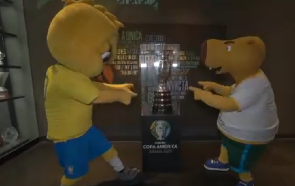 Canarinho recebe mascote da Copa América no Museu Seleção Brasileira ...