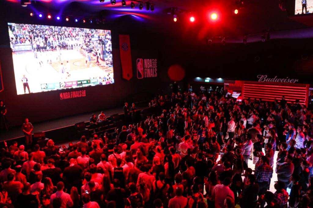 Sucesso no jogo 1 das finais, NBA House em SP tem atrações todos os ...