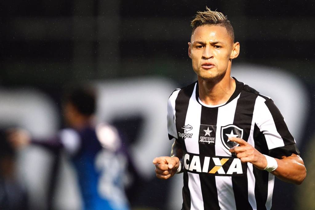 Botafogo avança por acerto com Neilton - Gazeta Esportiva