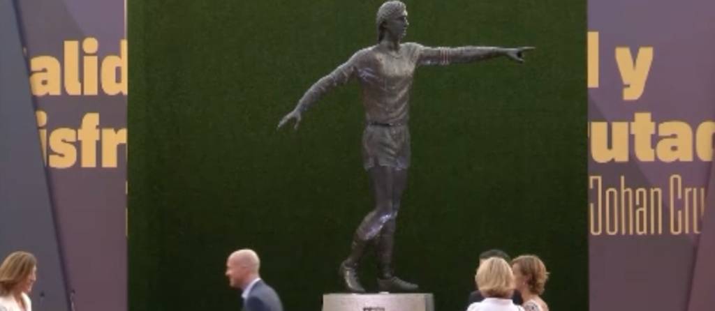 Barcelona inaugura estátua em homenagem a Johan Cruyff - Vídeos ...