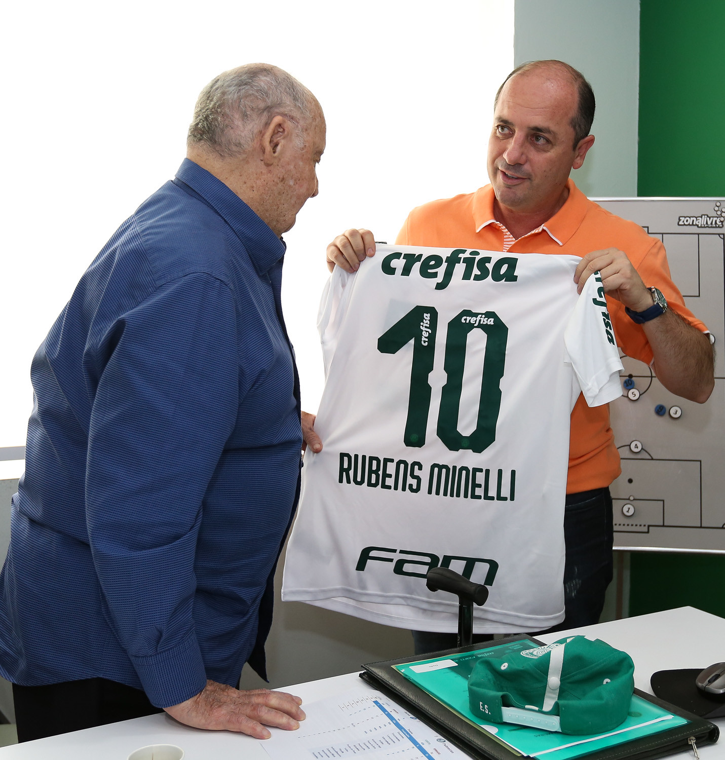 Em 2019, Minelli foi homenageado pelo Palmeiras por conta de título de ...