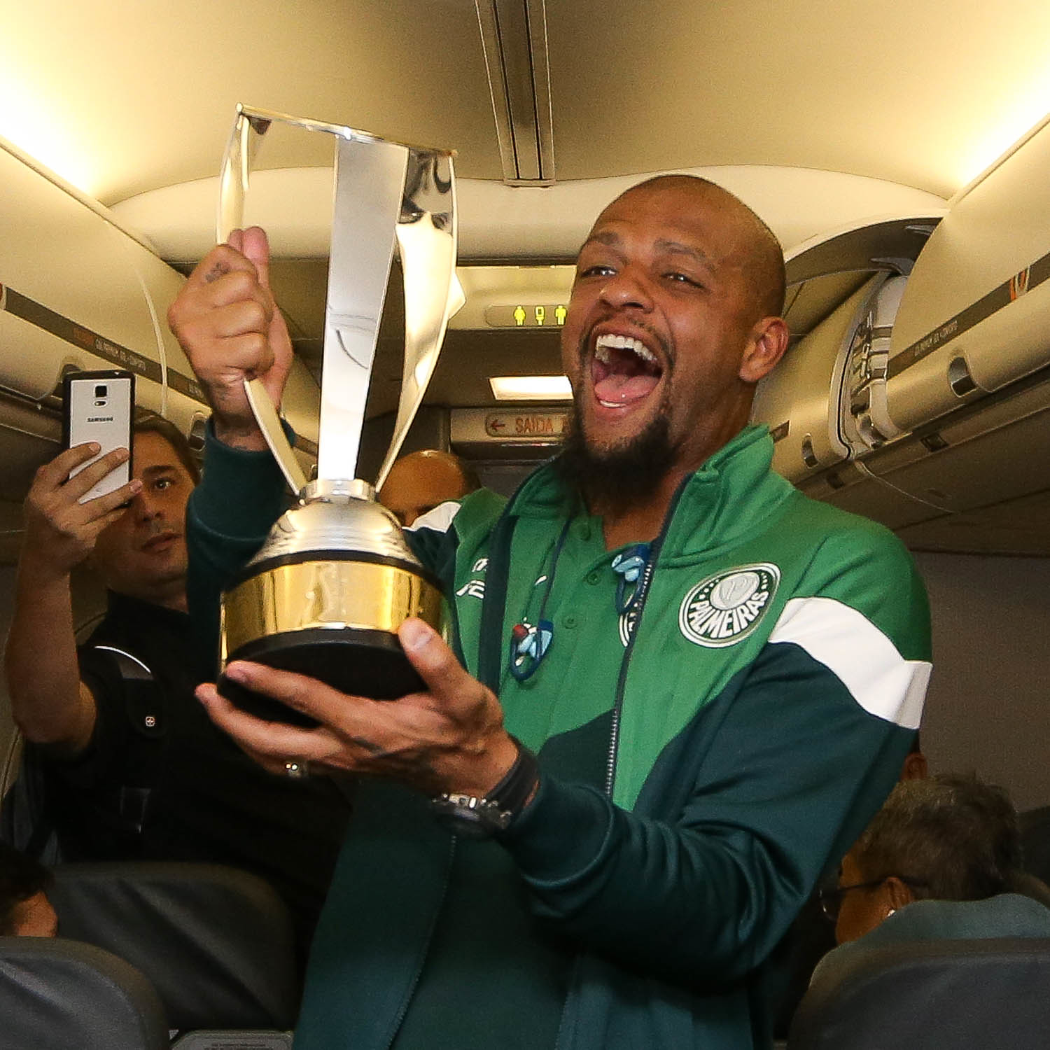 Felipe Melo ergue taça de campeão da Copa Flórida no avião - Gazeta ...