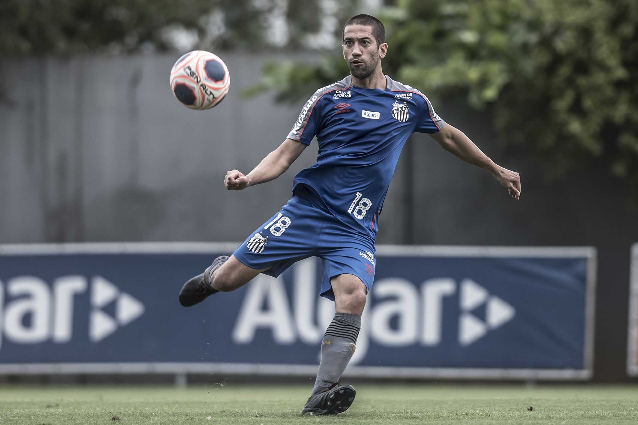 Evandro prevê clássico equilibrado e pede foco em evolução do Santos ...