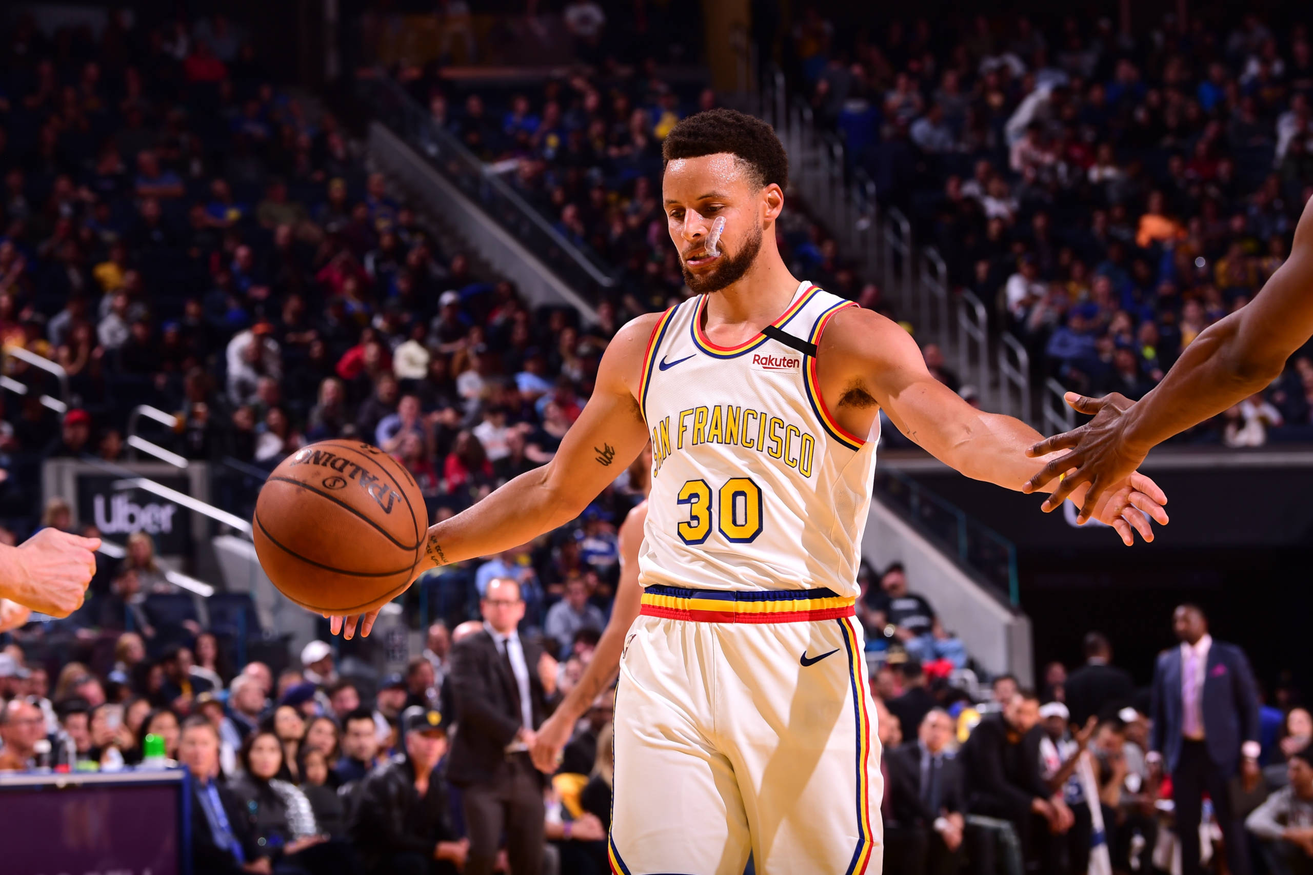 Curry faz boa partida em sua volta às quadras, mas Golden State é ...