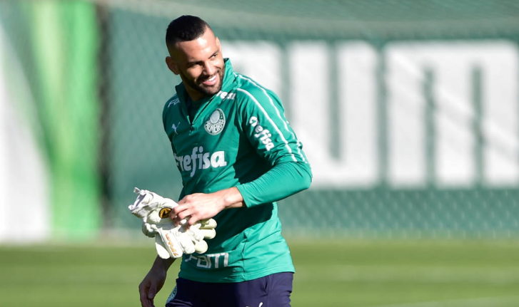 Weverton mostra que está com os reflexos em dia durante treinamento em ...