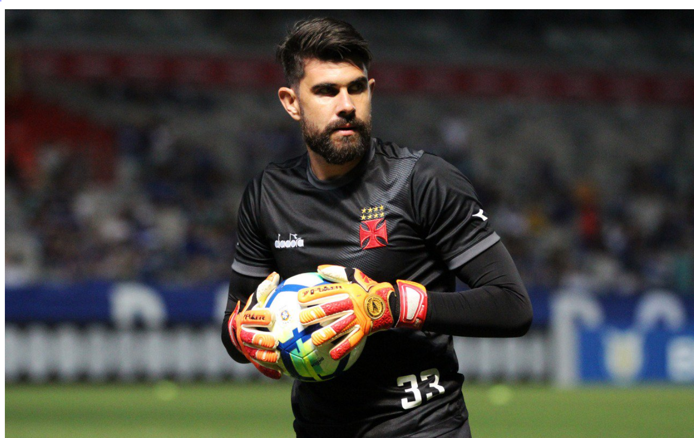 Goleiro Fernando Miguel renova contrato com Vasco até 2022 - Gazeta ...