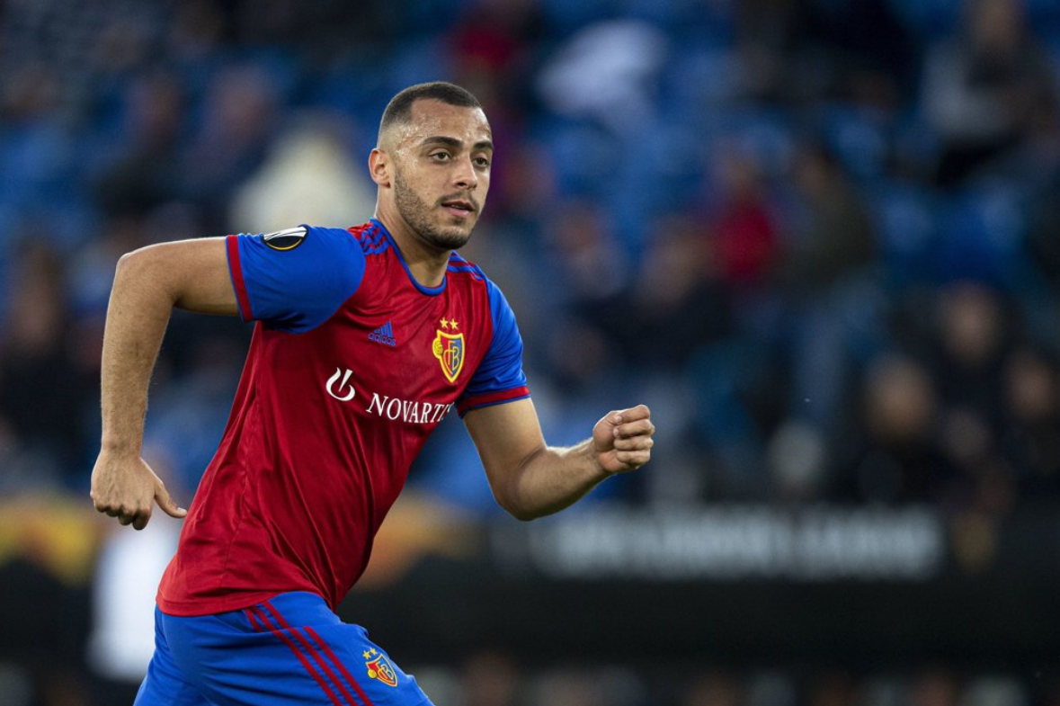 Especulado no Corinthians, Arthur Cabral chega à Itália para acertar ...