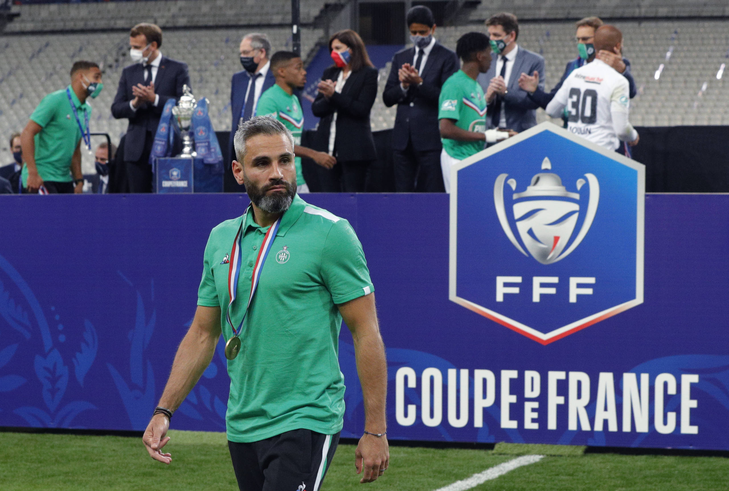 Loïc Perrin, capitão do Saint-Étienne, anuncia sua aposentadoria ...