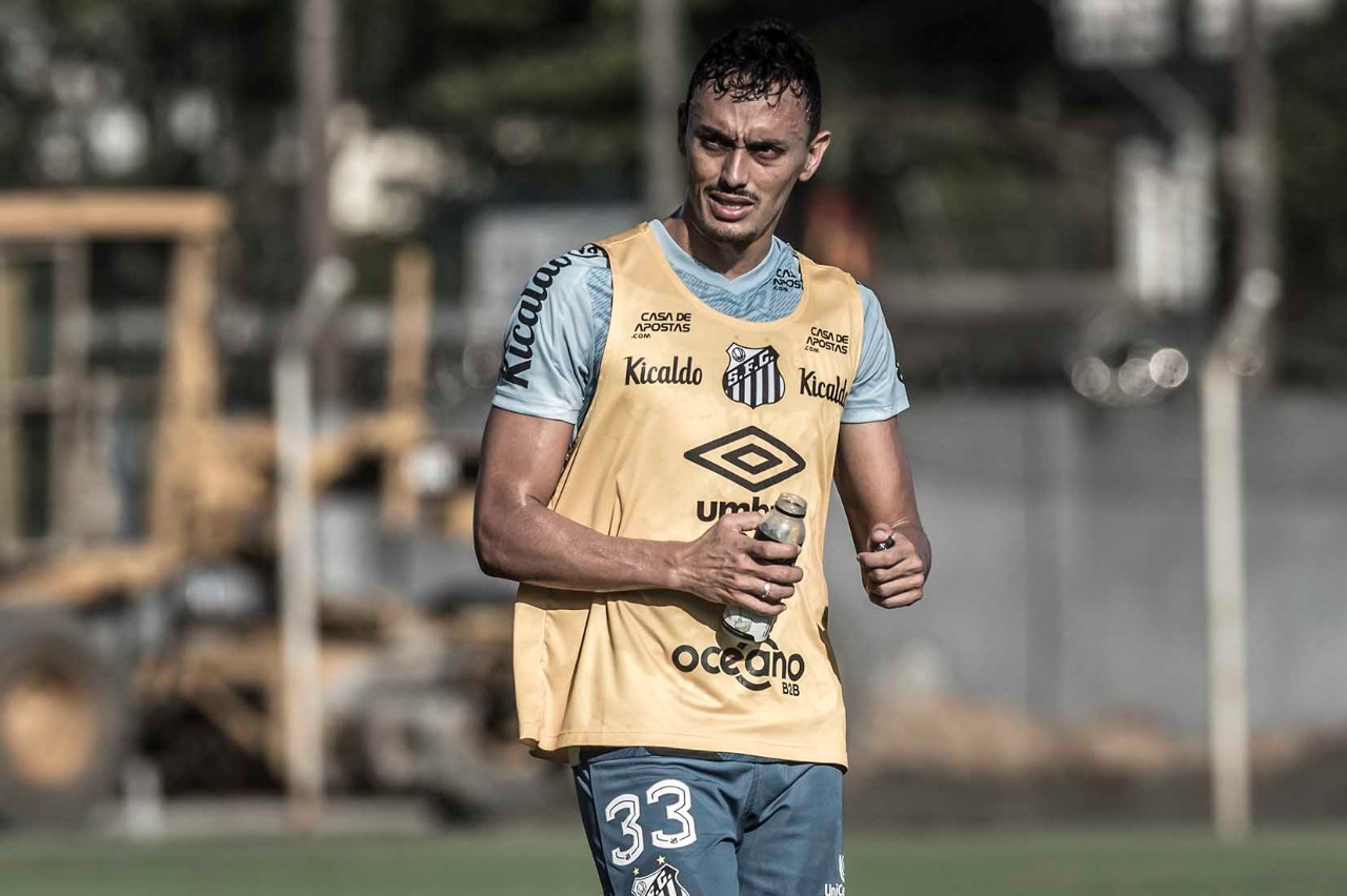 Diego Pituca completa 28 anos: veja fotos do volante santista - Gazeta ...