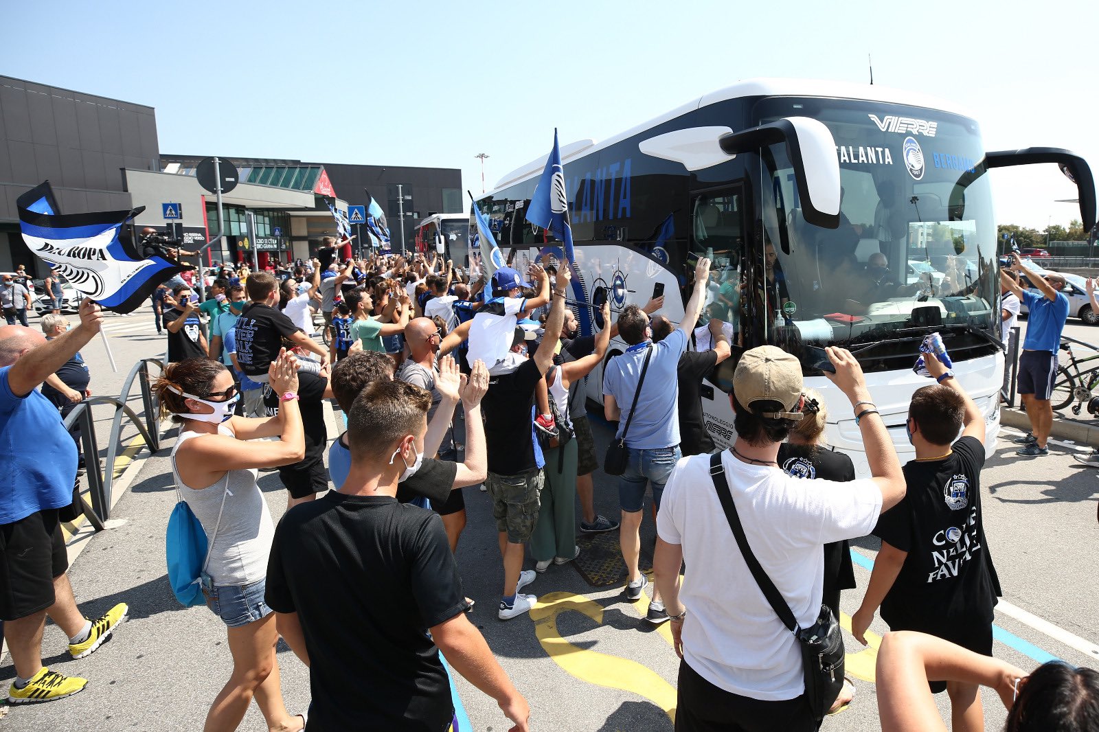 De volta à Itália, Atalanta é recebido com festa da torcida - Gazeta ...