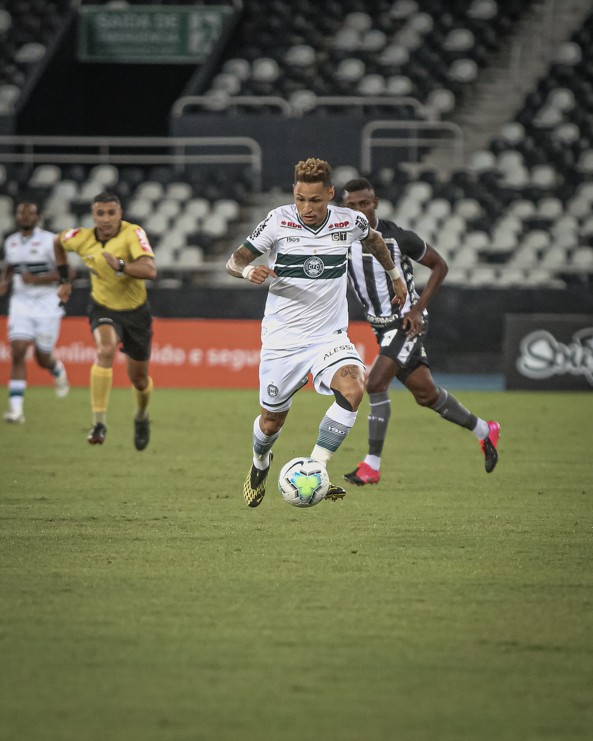 Neilton mostra tornozelo inchado após sair machucado contra Botafogo ...