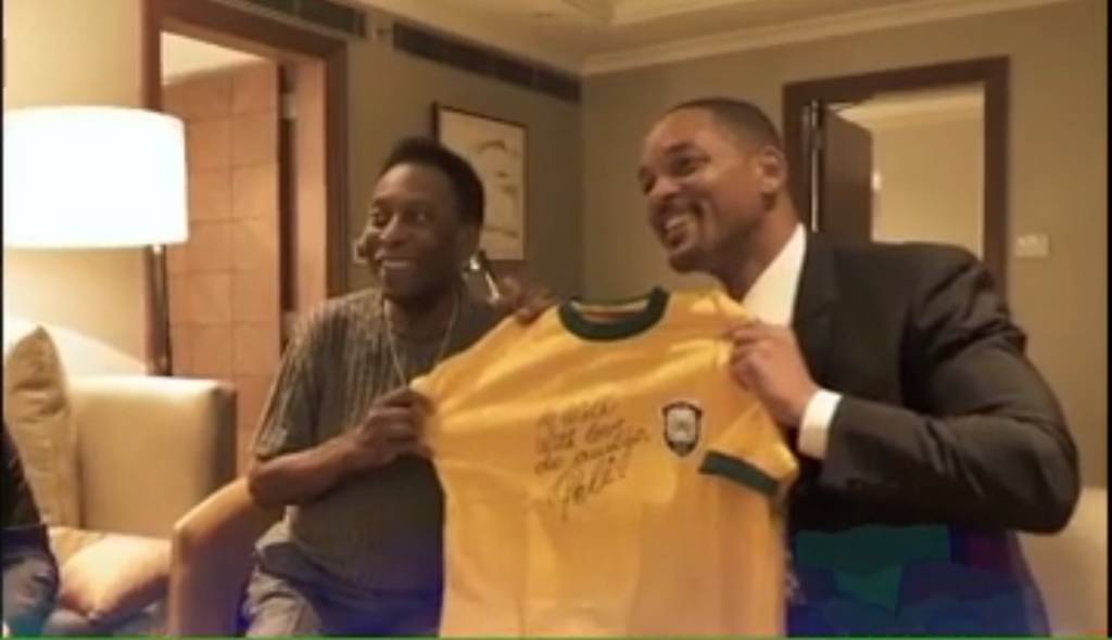 Relembre o dia em que Pelé se encontrou com Will Smith e presenteou o ...