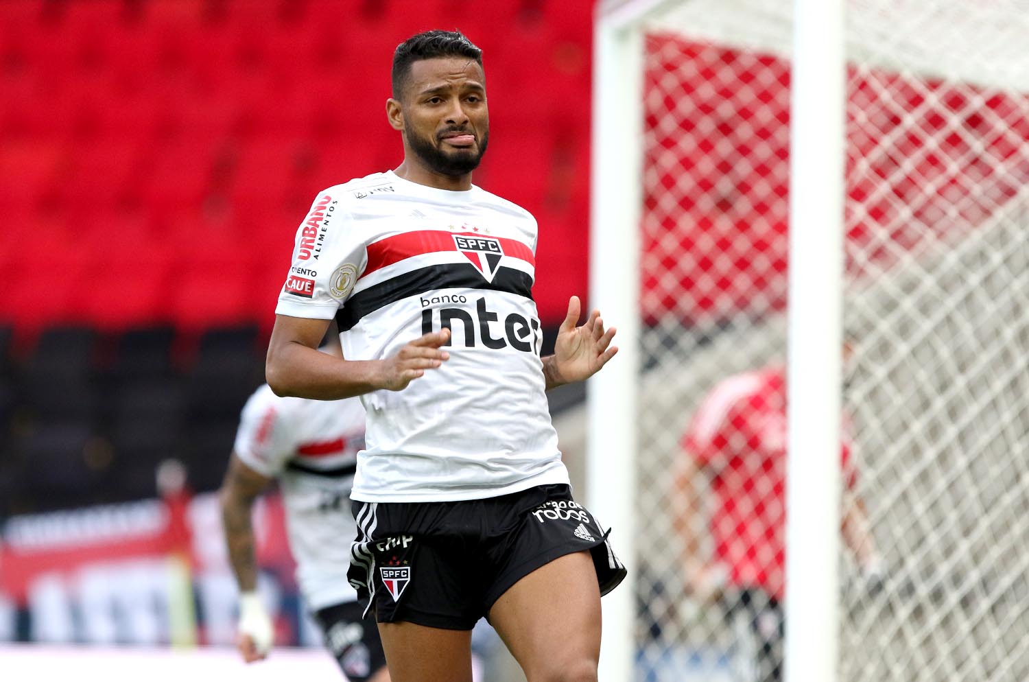 Líder de assistências em 2020, Reinaldo completará 250 jogos pelo São ...