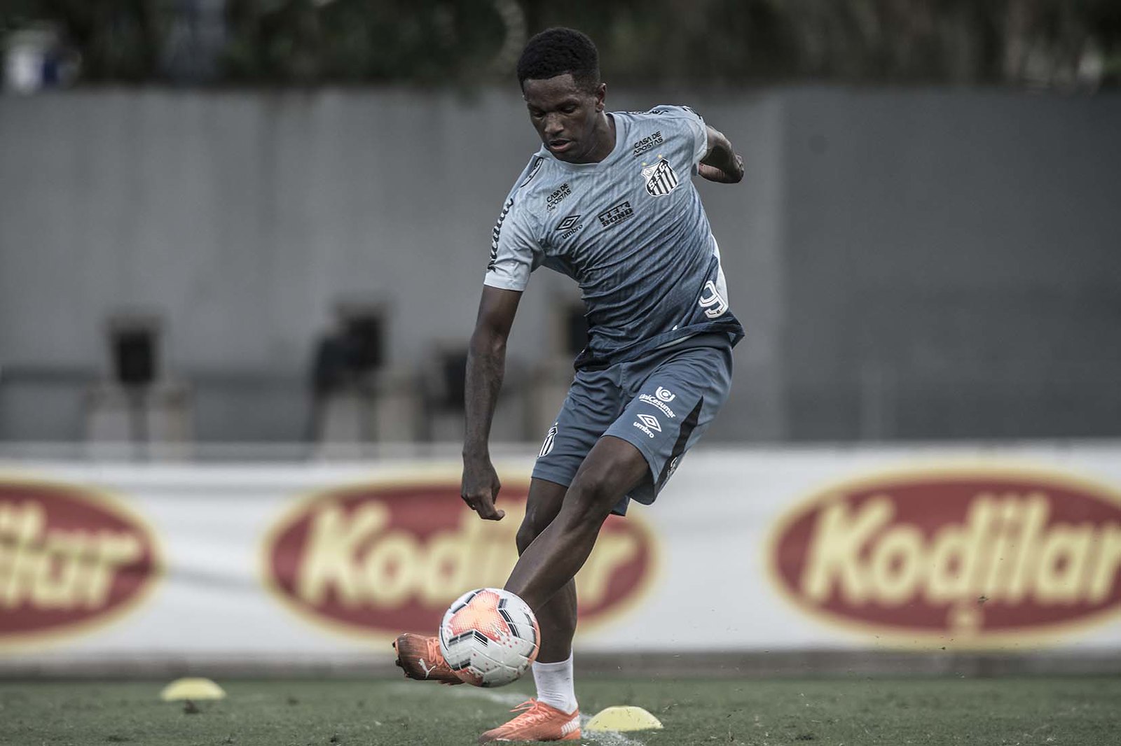 Valorizado, Renyer comemora renovação e se vê preparado para retorno ao ...