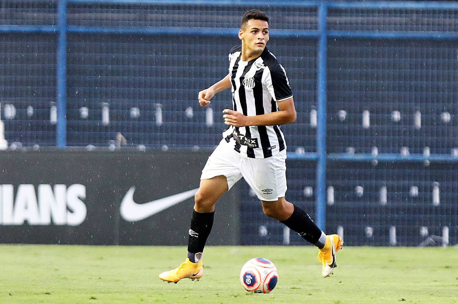 Aos 17 anos, Kaiky chama a atenção no time B do Santos e deve ser ...