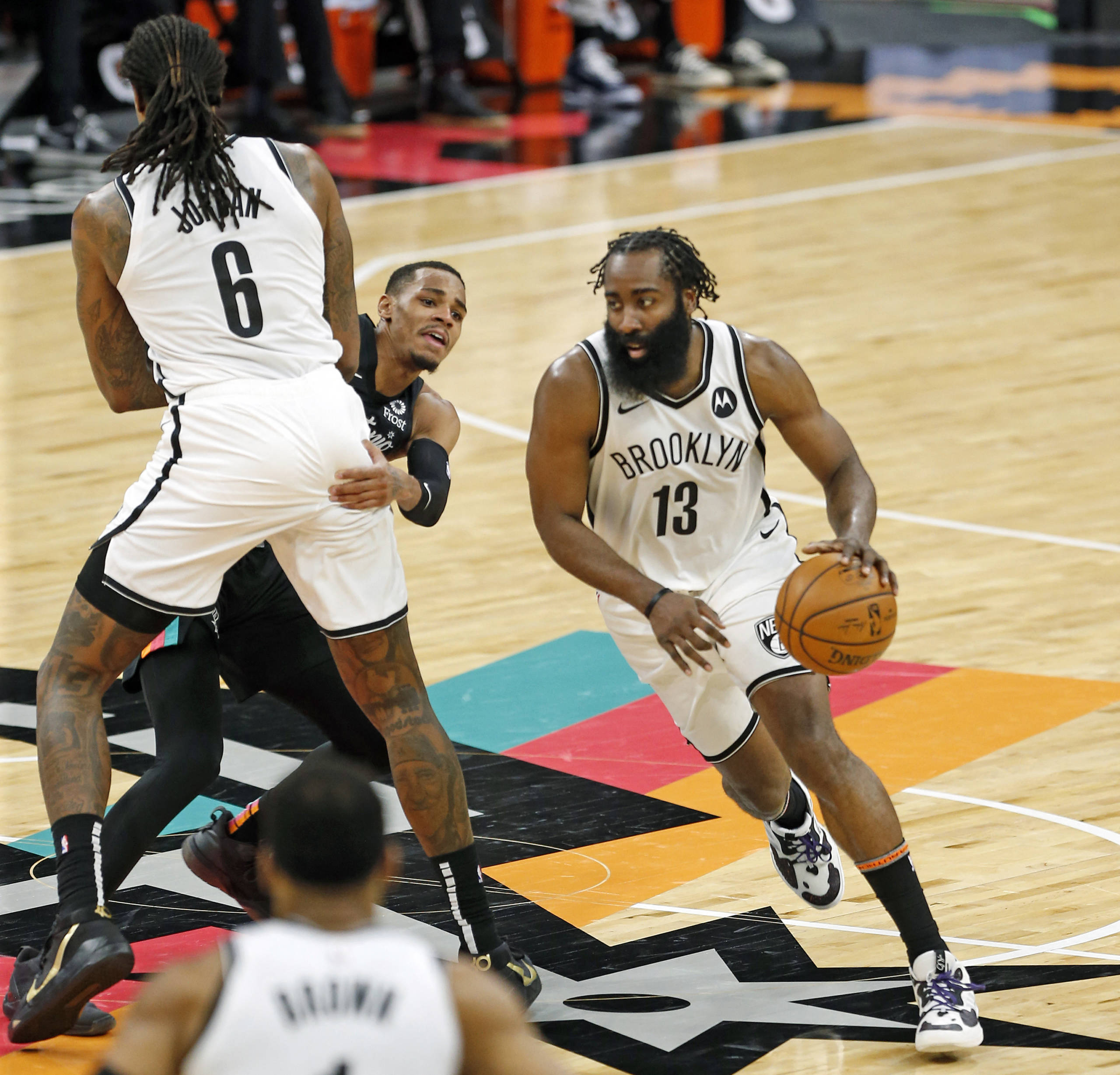 Com triplo-duplo de Harden, Brooklyn Nets vence Spurs na prorrogação ...