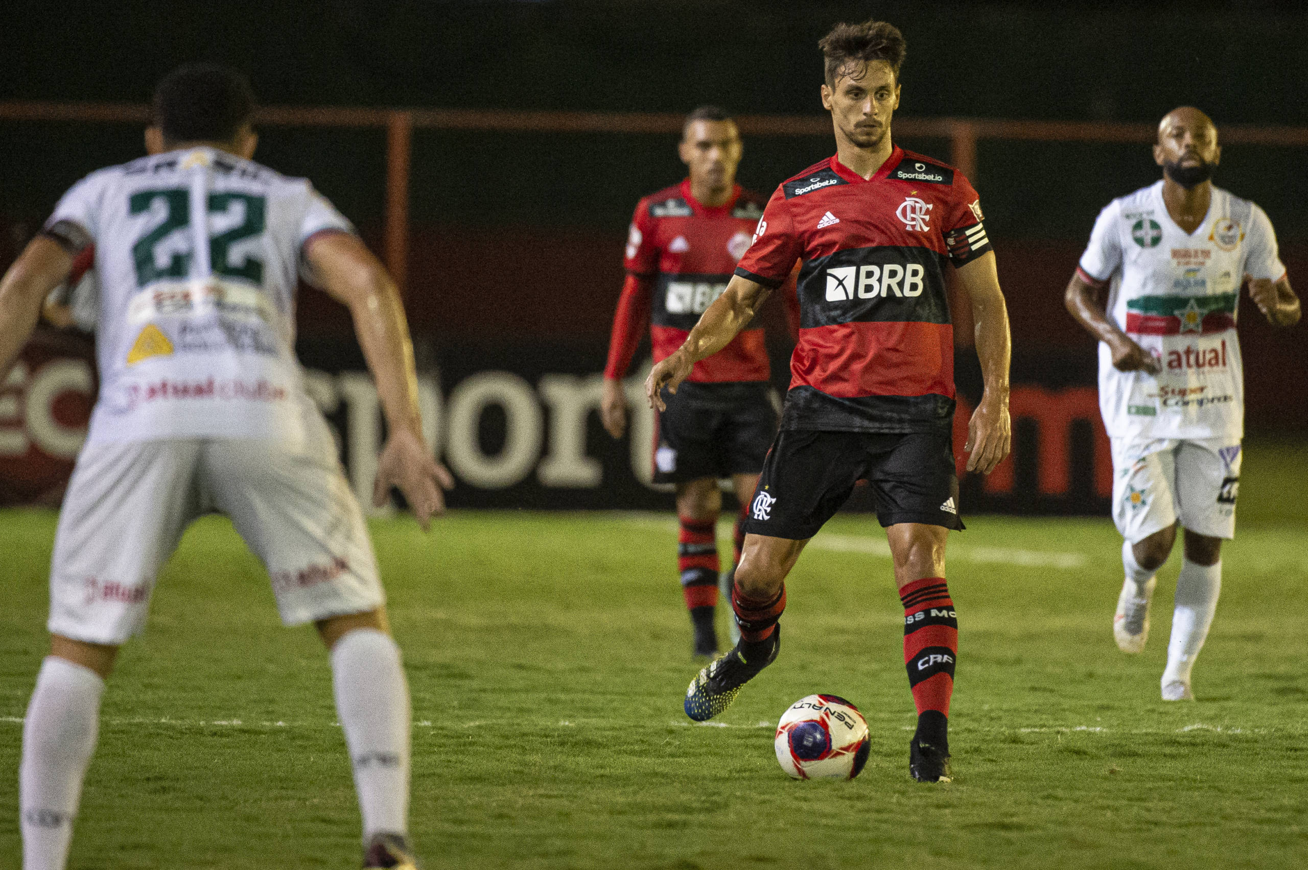 Rodrigo Caio volta a ser problema no Flamengo - Gazeta Esportiva
