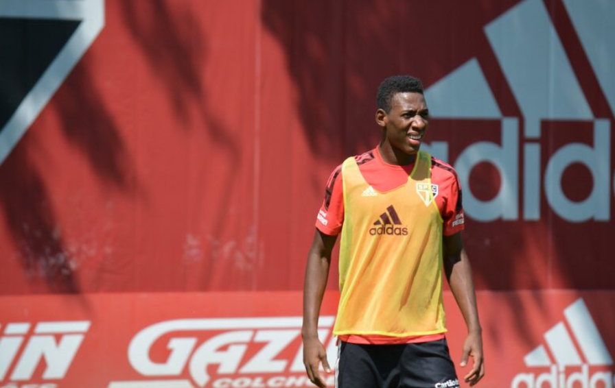 Léo rasga elogios a Dani Alves e diz que se sente 'à vontade' de ...