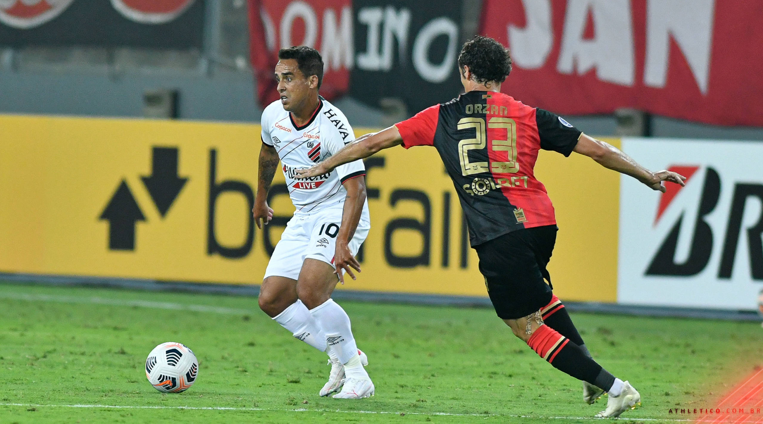 Jadson é homenageado pelo Athletico-PR após completar 100 jogos pela ...