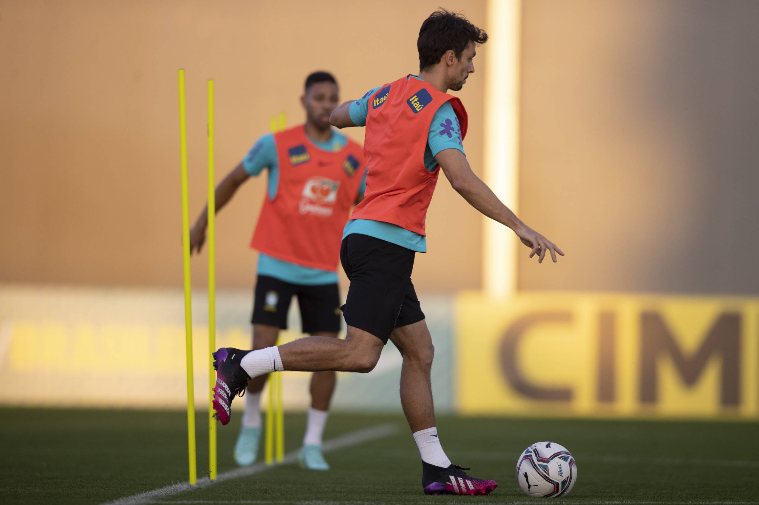 Rodrigo Caio, do Flamengo, sente dores no joelho na Seleção Brasileira ...