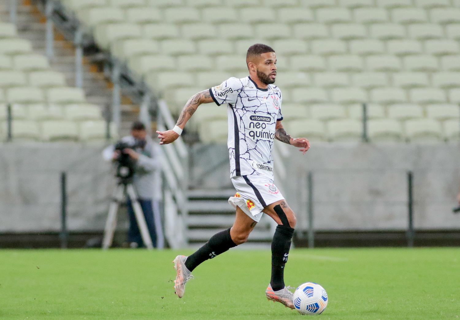 Ainda sem engrenar, Vitinho é testado em nova posição no Corinthians ...