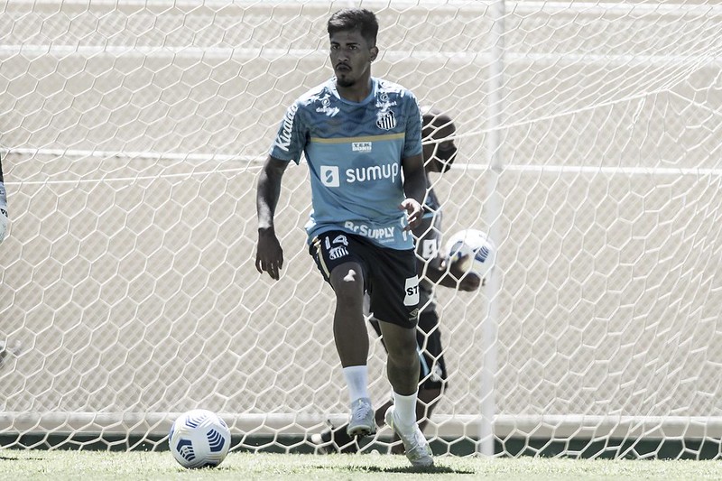 Ivonei aproveita chance como titular e se destaca nos passes contra a ...