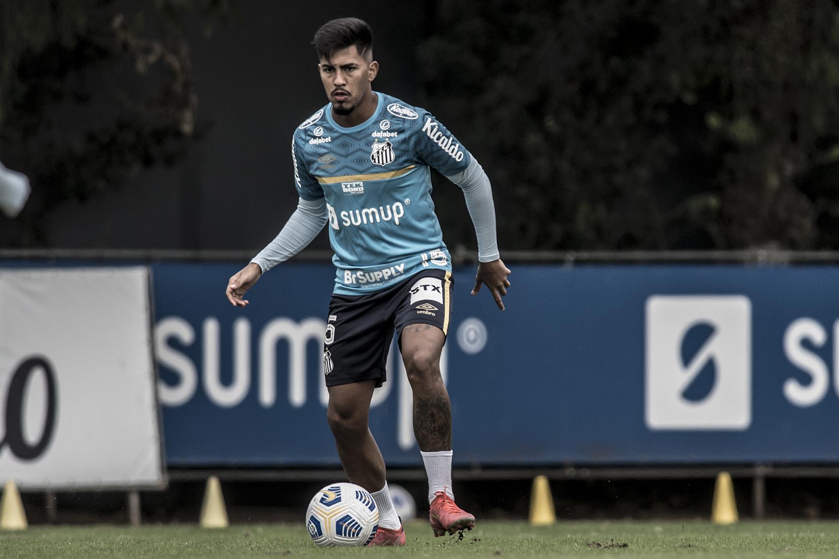 Ivonei completa um ano de sua estreia como profissional no Santos ...