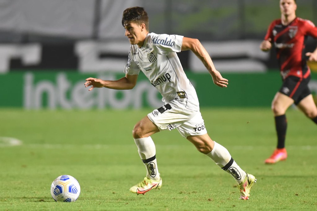 No 1º ano como profissional, Pirani completa 50 jogos pelo Santos ...