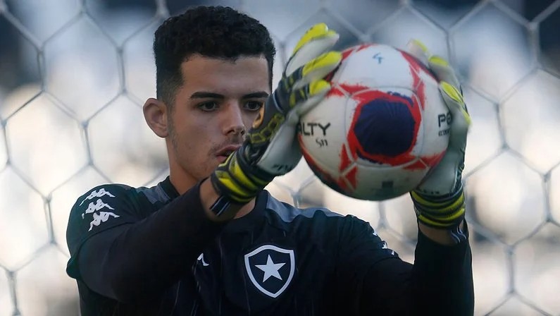 Goleiro de 19 anos e 1,96m renova vínculo com o Botafogo até 2022 ...