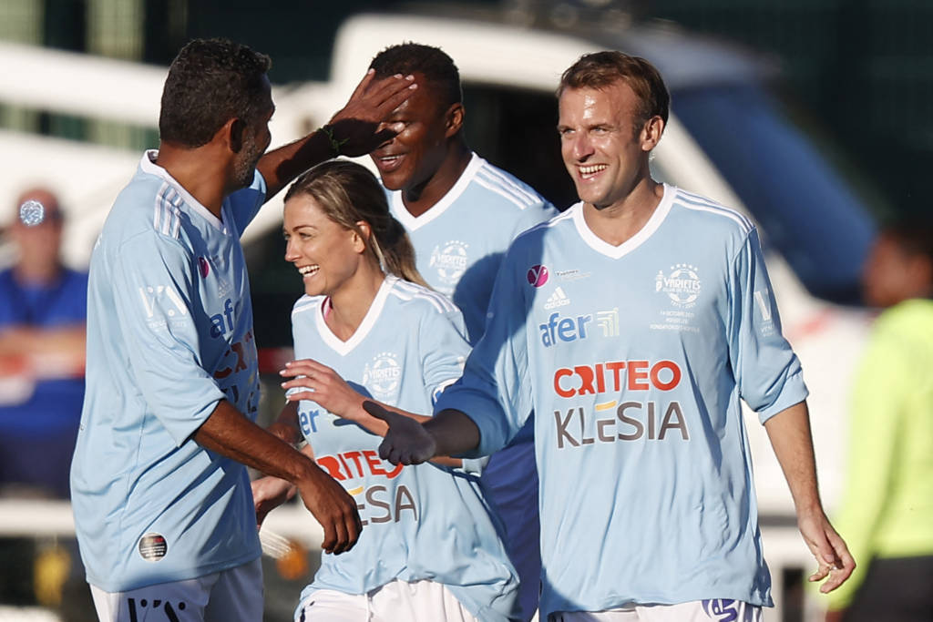 Emmanuel Macron, presidente da França, disputa partida de futebol ...