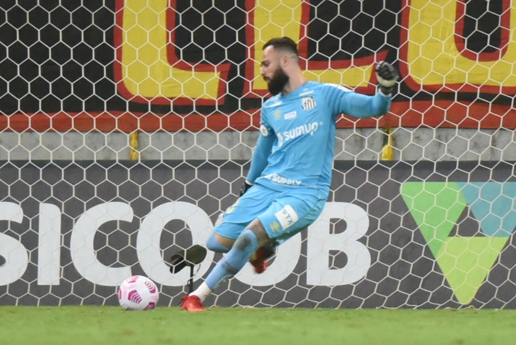 Jandrei fala de estreia pelo Santos e projeta apoio da torcida contra o ...