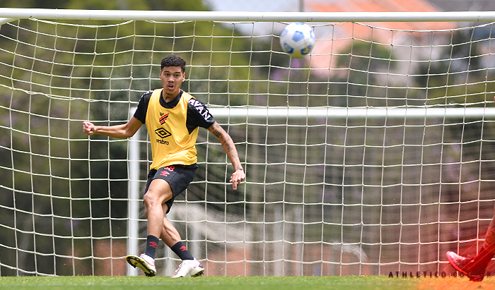 Goleiro Bento renova contrato com o Athletico-PR até dezembro de 2025 ...