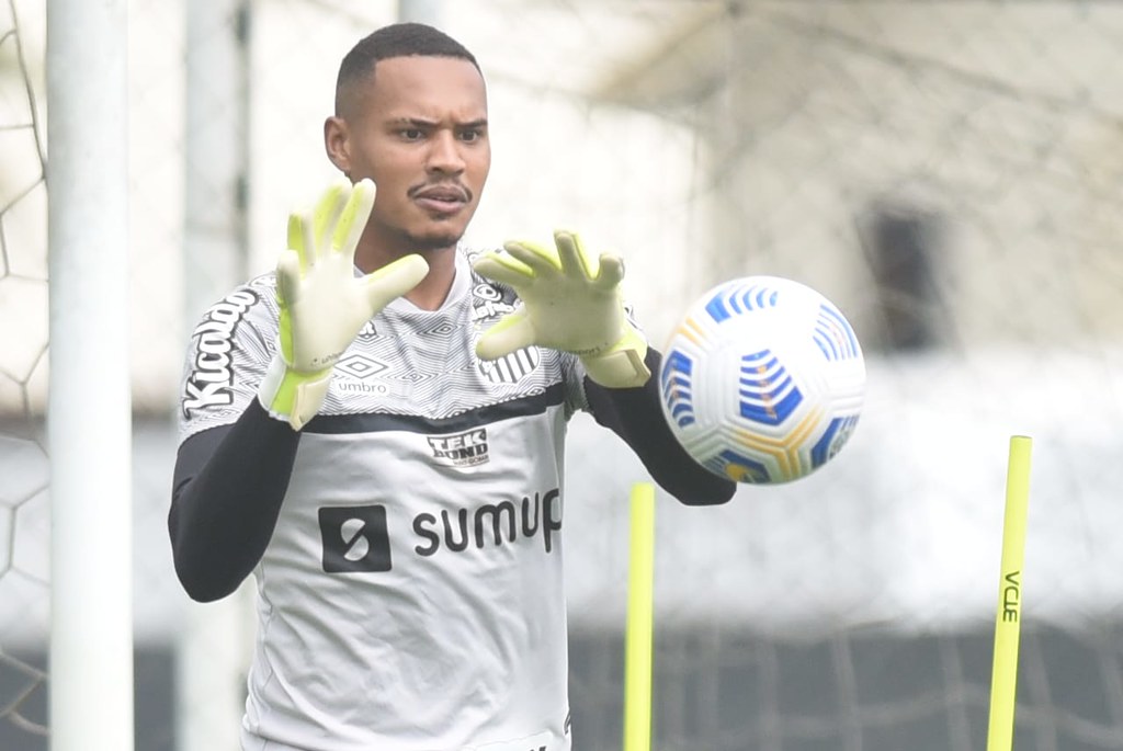 John adia retorno ao Santos e abre mão das férias para estar 100% em ...