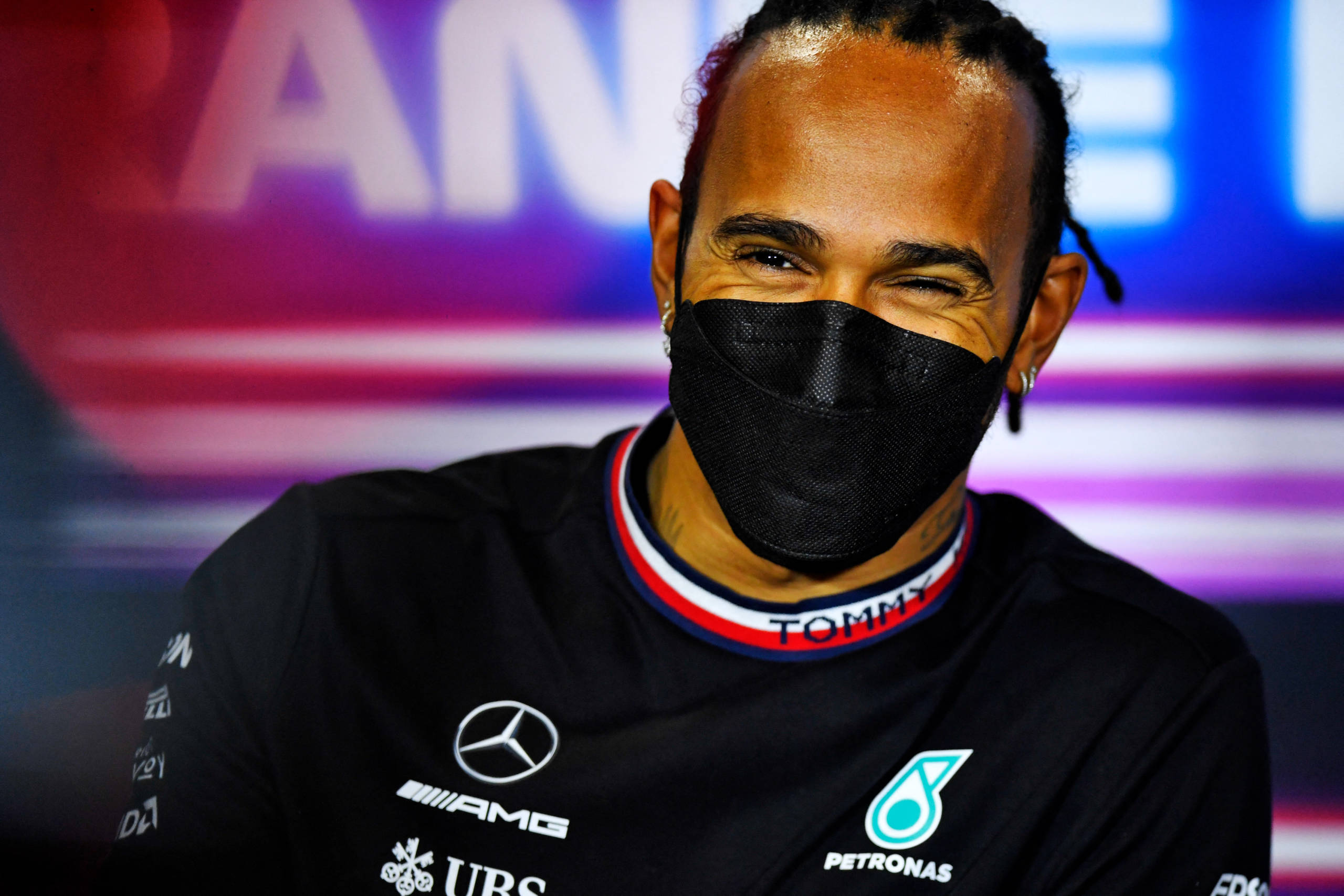 Hamilton comemora pole para corrida classificatória: “Parece a primeira ...