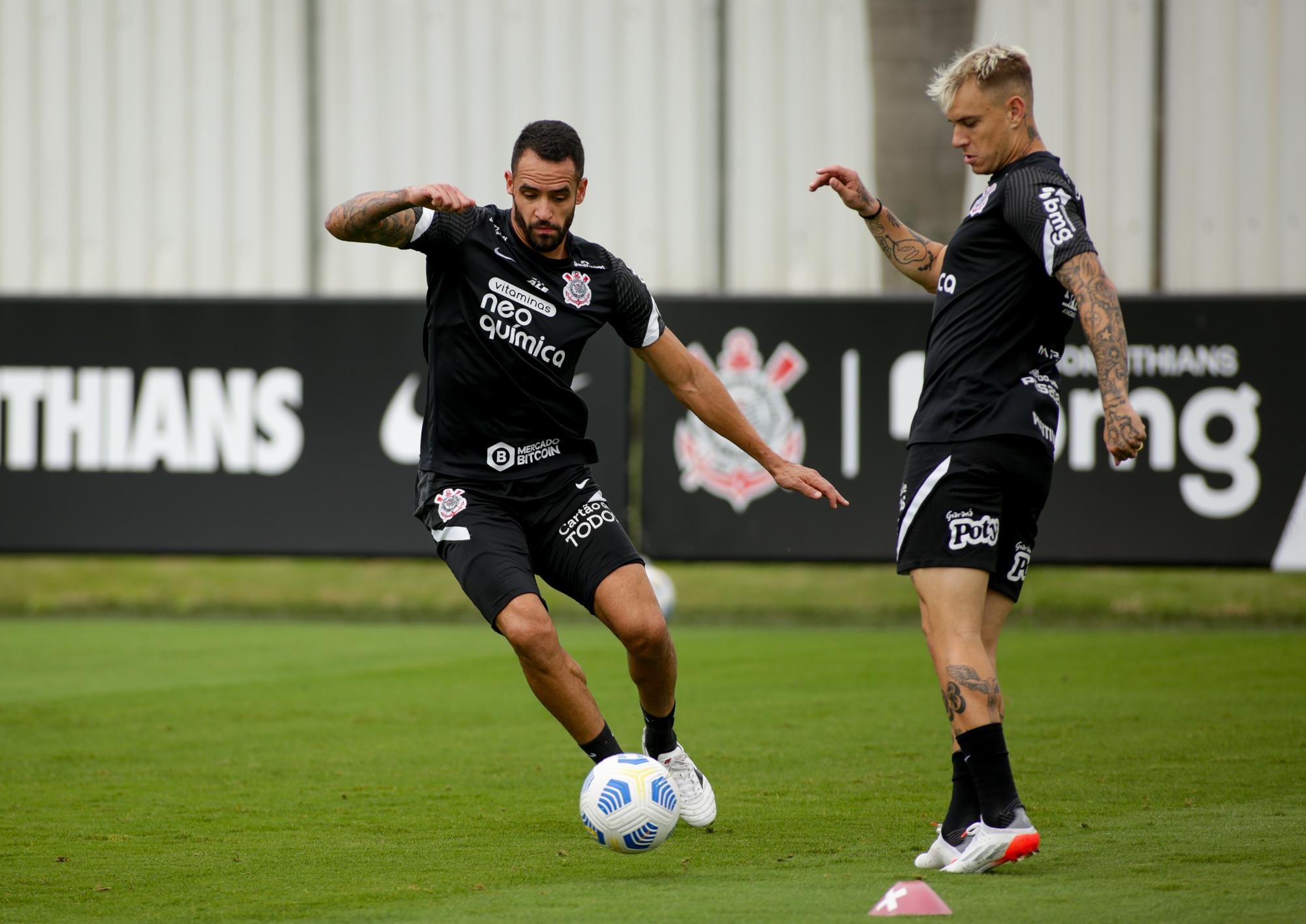 Corinthians tem cinco pendurados antes de clássico contra o Santos ...