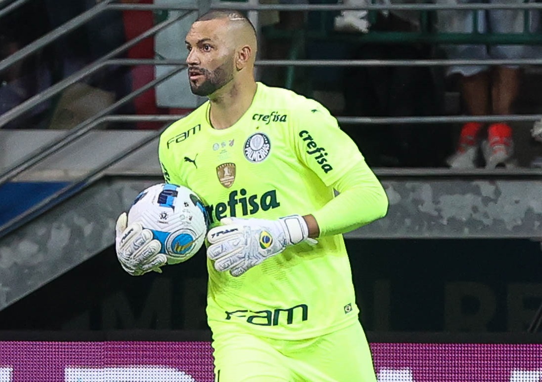 Weverton aproveita festa com a torcida e leva bola para casa: "Mais uma ...