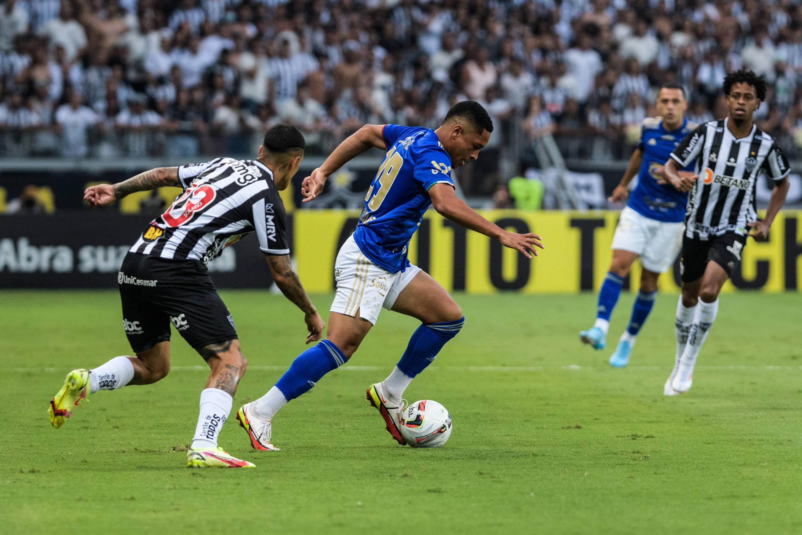 Vitor Roque comemora gol pelo Cruzeiro, mas critica arbitragem do ...